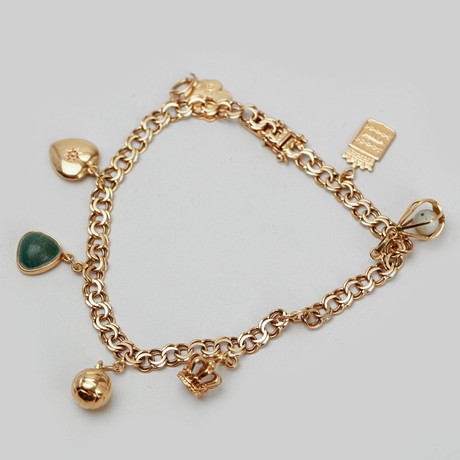 ARMBAND med 7 st berlocker, 18k guld med odlad pärla och grön sten ...