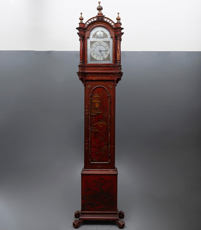 1700-talets stående klocka i bemålat trä med ”chinoiseries” -dekor ...