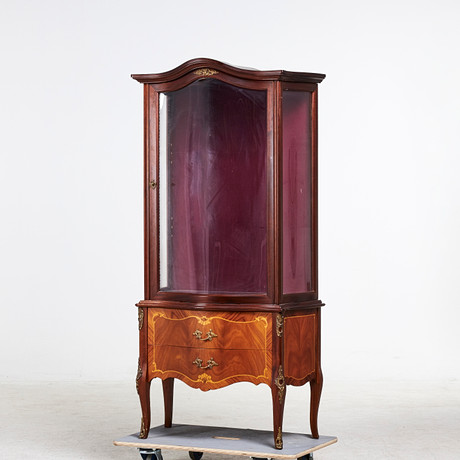 DISPLAY CABINET, mahogany veneer, 1900s, glass shelves and interior ...