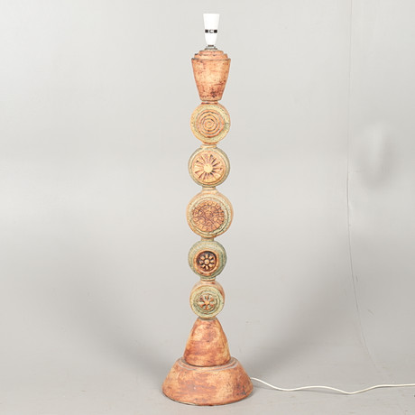 BERNARD ROOKE (B. 1938). A STUDIO POTTERY STONEWARE TOTEM FLOOR LAMP ...
