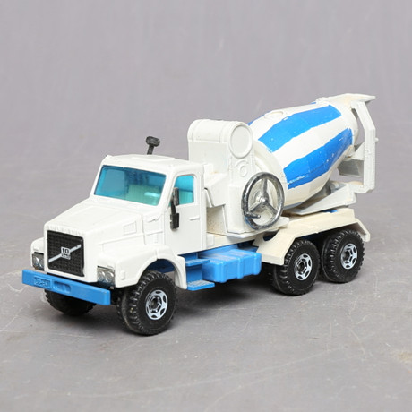 VOLVO N10, Concrete mixer, scale 1:50. Toys - Toys - Auctionet