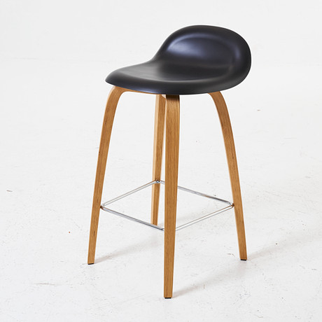 KOMPLOT DESIGN, barpall "3D" för GUBI, sits av svart plast, ben av ...
