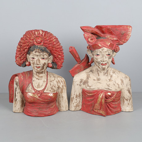 DEKORATIVA SKULPTURER, ett par, bemålat och skuret trä, 19/2000-tal ...