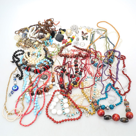 BIJOUTERIER, parti, halsband,broscher m.m. Smycken & Ädelstenar ...