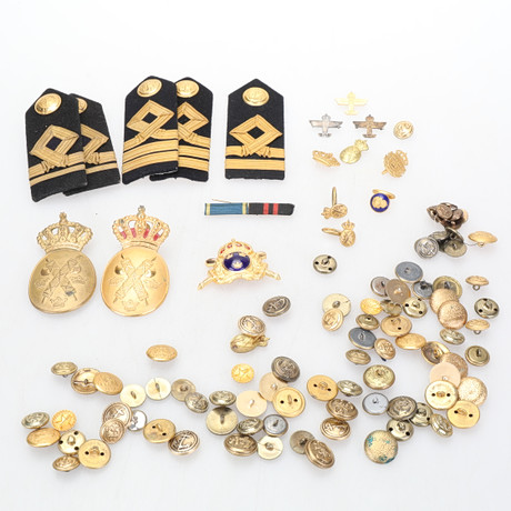 SHOULDER FLAPS, BUTTONS & BRANDS, A Collection. Weapons & Militaria ...