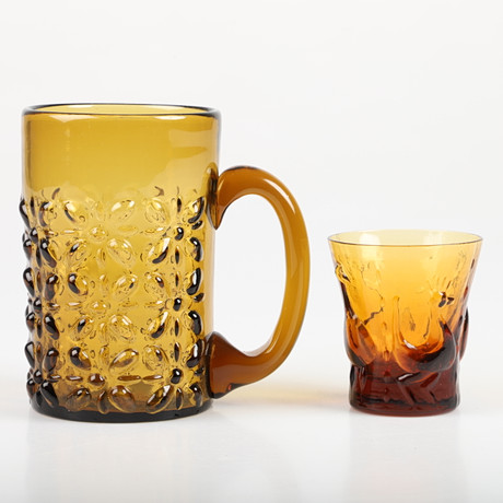 SEJDLAR OCH SNAPSGLAS, 16 stycken, brunt glas med reliefdekor, 1900-tal ...