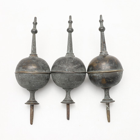 A SET OF THREE EIGHTEENTH CENTURY BRASS ORB AND SPIKE CLOCK FINIALS ...