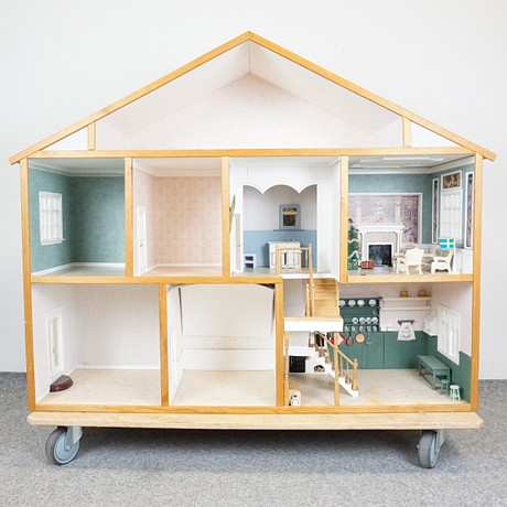 DOCKHUS, trä, 1900-talets andra hälft. Leksaker - Leksaker - Auctionet