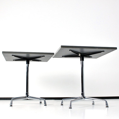 CHARLES & RAY EAMES. Par fyrkantiga bord, modell ”Kontraktstabell” för ...