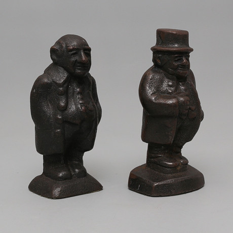 FIGURINER, gjutjärn, 2st, "Gubbar", märkta KG. Konst - Skulptur - Auctionet