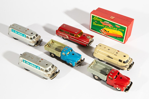 6 Schuco bilar och en låda (Varianto Elektro 3112/3114 /3116/3118 (134 ...