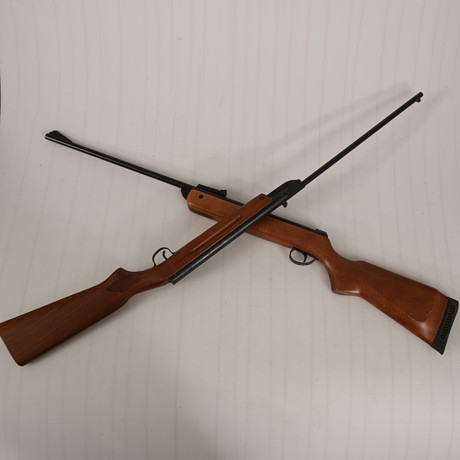 AIR RIFLE, 2 pieces, BSA Meteor England and SAR Japan. Weapons ...
