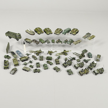 A COLLECTION OF DIE CAST MILITARY VEHICLES. Toys - Toys - Auctionet