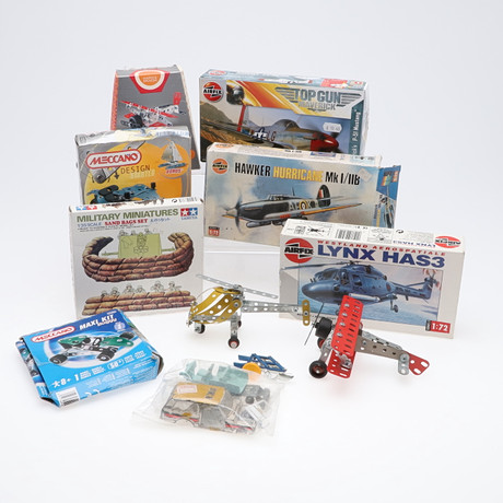 A SMALL COLLECTION OF MECCANO AND AIRFIX MODELS. Toys - Toys - Auctionet
