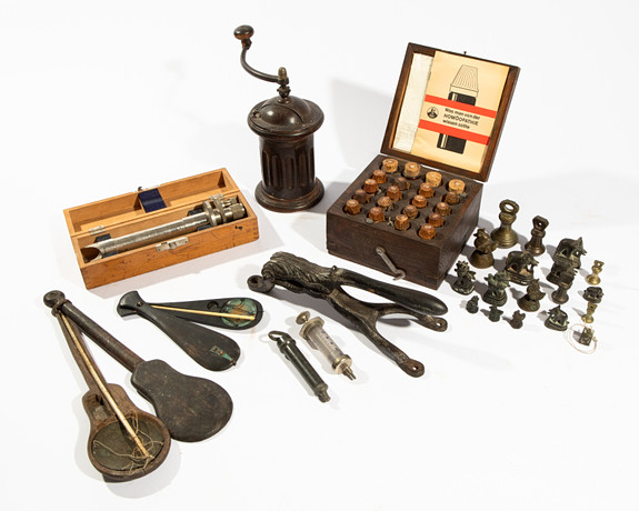 gamla/antika 26 figurer, vikter, homeopati 2x1cm - 16x16cm från Antique ...