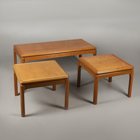 EIN PAAR KLEINER CROWN CUT TABLES AUS NATHAN TEAKHOLZ UND EIN PASSENDER ...