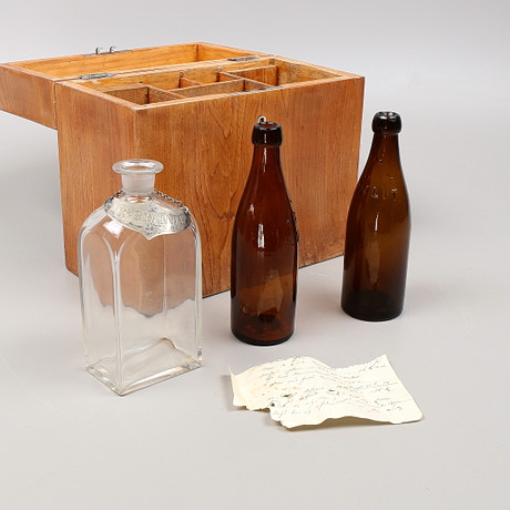 SCHATULL, med flaskor, 1800/1900-tal. Övrigt - Övrigt - Auctionet