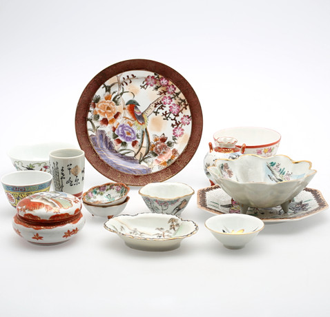 PORCELAIN OBJECTS, 14 pieces, polychrome decoration, China and Japan ...