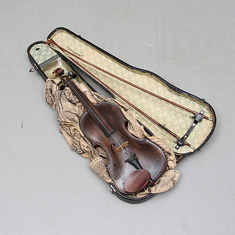 FIOL, in box, STRÅKAR; 2 st, 1900s. Miscellaneous - Musical instruments ...