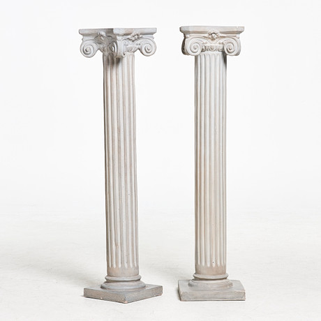PIEDESTALER, 1 par, i form av joniska kolonner, kvadratisk bas med ...
