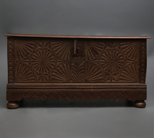 Northern Spanish chest in carved walnut, 19th Century. Furniture ...