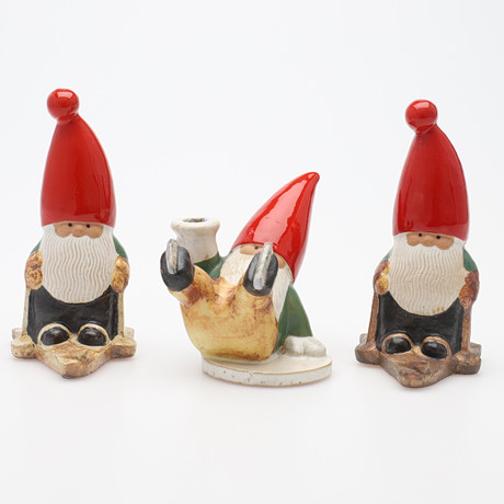 LISA LARSON. FIGURER, TRE STYCKEN I FORM AV TOMTAR. Keramik & Porslin ...