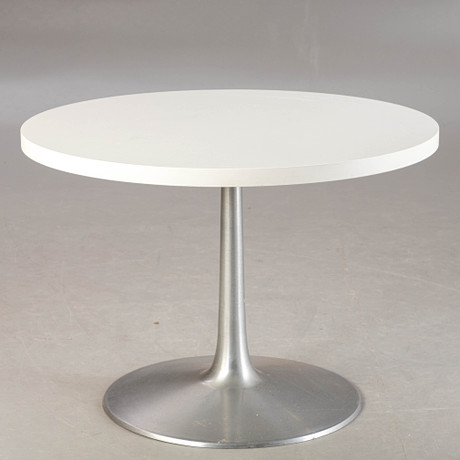 Round dining table with a tulip base. 2. Half of 20th century ...