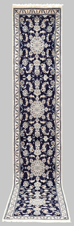 MATTA. Persisk, Nain med silkesinslag, gallerimodell, ca 405 x 75 cm ...