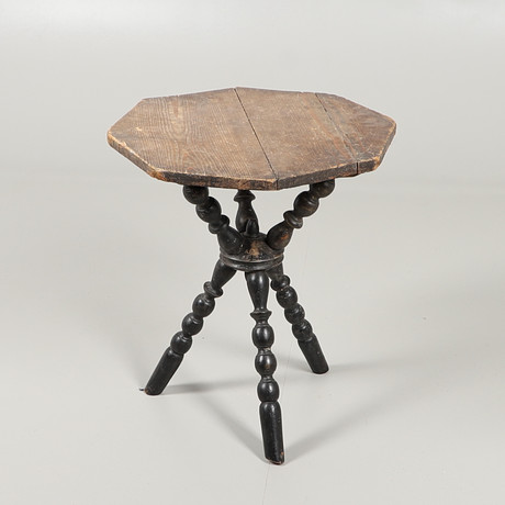 A 'GYPSY' BOBBIN TABLE. Furniture - Tables - Auctionet