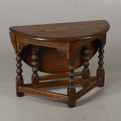 A MODERN OAK CREDENCE TABLE. Furniture - Tables - Auctionet