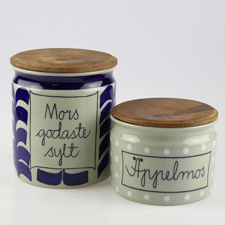 MARIANNE WESTMAN. Burkar med trälock, 2 st. "Mors godaste sylt" och ...