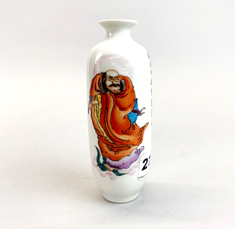 CHINESE SMALL VASE. Ceramics & Porcelain - Oriental - Auctionet