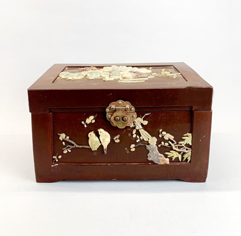 CHINESE SOAPSTONE INLAID BOX. Folk art - Bowls & Boxes - Auctionet