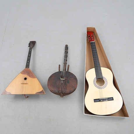 BALALAJKA, Kora, Gitarr ny i kartong. Samlarföremål - Musikinstrument ...
