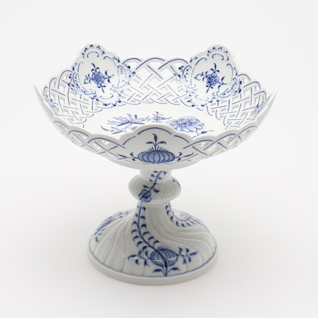 BOWL ON FOOT, MEISSEN, ONION PATTERN. Ceramics & Porcelain - European ...