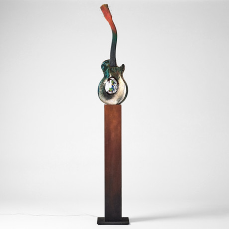 KJELL ENGMAN. Skulptur, Kosta, i form av en gitarr, polykrom dekor ...