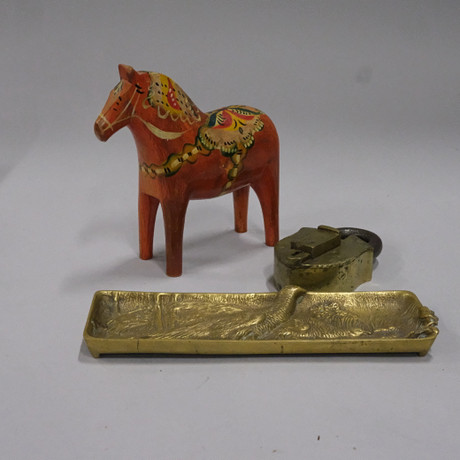 DALAH HORSE, LOCK AND ASH TRAY. Miscellaneous - Miscellaneous - Auctionet