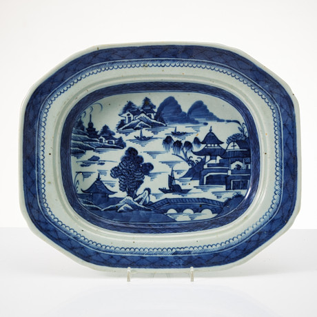 DISH, porcelain, China, Jiaqing (1796-1820), octagonal rim, decoration ...