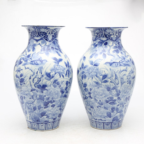 Pair of Chinese-style vases in blue and white porcelain, early 20th ...