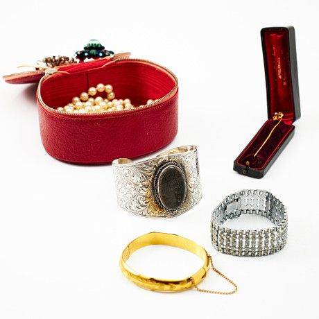 BIJOUTERIER, armringar, 2 st., varav en i silver/800, halsband, 3 st ...