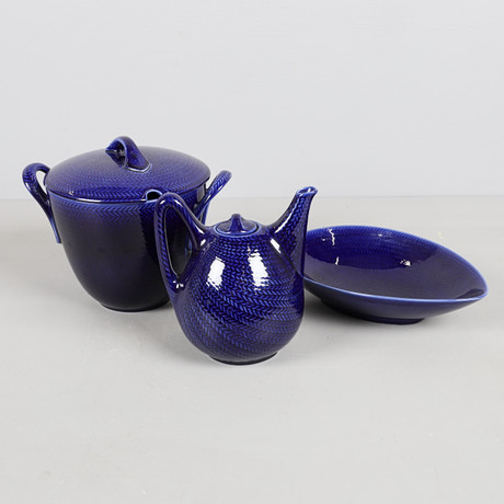 HERTHA BENGTSON. Fat, terrin med lock samt kanna "Blå Eld", Rörstrand ...