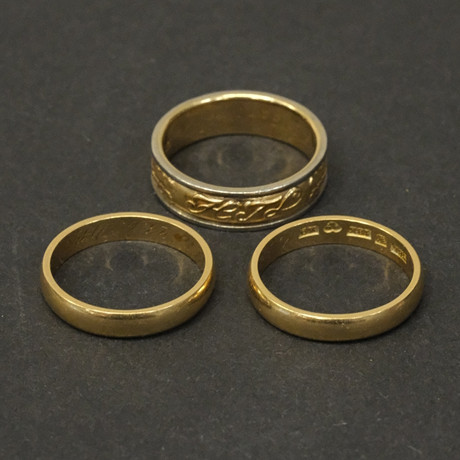 TRE GULDRINGAR, 18K. Smycken & Ädelstenar - Ringar - Auctionet