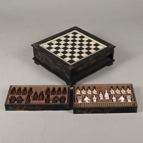 A CHINESE STYLE CHESS SET DECORATED WITH CHINOISERIE SCENES. Asiatica ...