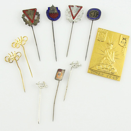 PINSIT ja PLAKETIT, 10 osaa, 1900-luku. Kolikot, mitalit ja postimerkit ...