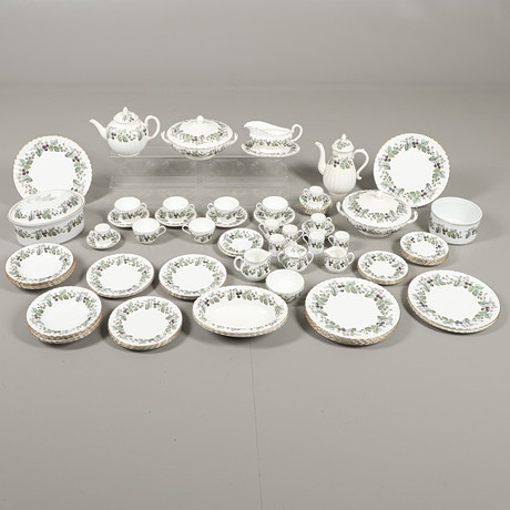 AN EXTENSIVE ROYAL WORCESTER DINNER AND TEA SERVICE - LAVINIA PATTERN ...