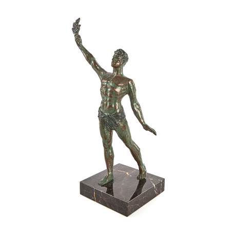 SKULPTUR, segrare, 1900-tal, bronspatinerad metall, marmorsockel. Konst ...