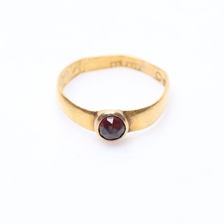 RING, 23k gold with stone, total weight approx. 2.2 grams. Jewellery ...
