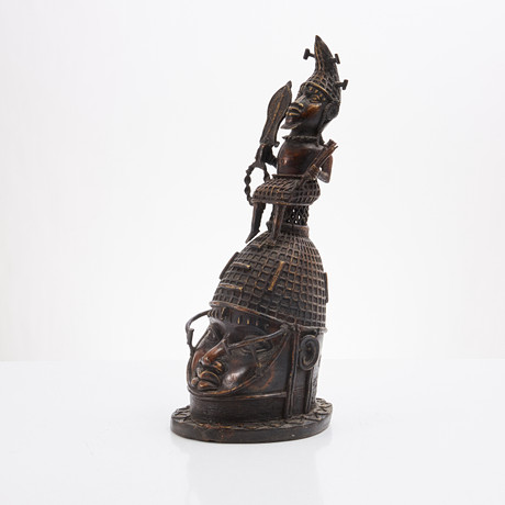 HJÄLMMASK, 1900-tal, Benin, patinerad bronslegering, rik dekor ...