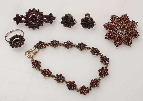 SMYKKER med granater, 5 stk. Smykker & ædelsten - Preciosa og øvrigt ...