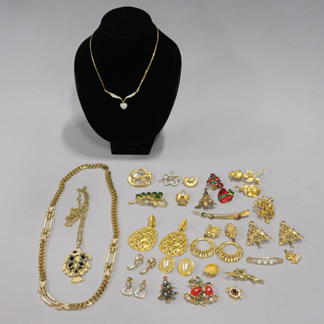 23 DELAR BIJOUTERIER, FÖRGYLLDA. Smycken & Ädelstenar - Preciosa ...